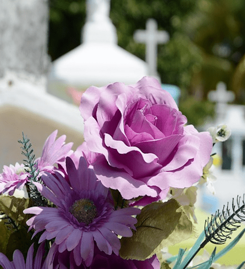 What Color Flowers Are Appropriate for a Funeral Service